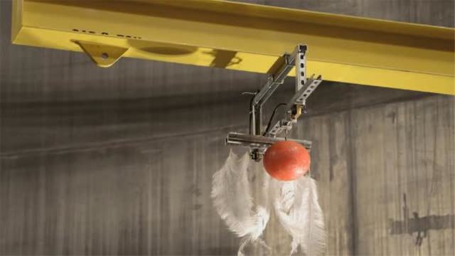 世界最大真空实验室什么样子?铁球和羽毛下落实验,过程十分神奇