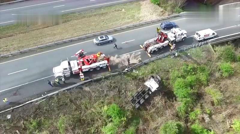 大货车翻车,还好有两台吊车来救援!