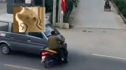 男子骑车横穿马路被撞,人在原地,车被撞飞!