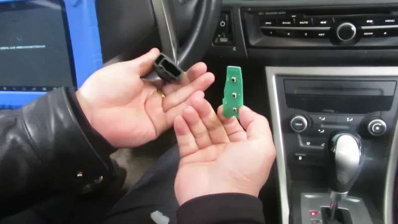 名爵6荣威550遥控器更换电池方法