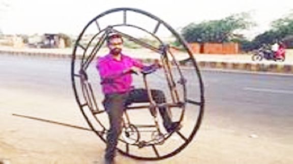 印度牛人发明的单轮自行车,自以为能跑80公里,骑上去我就笑了