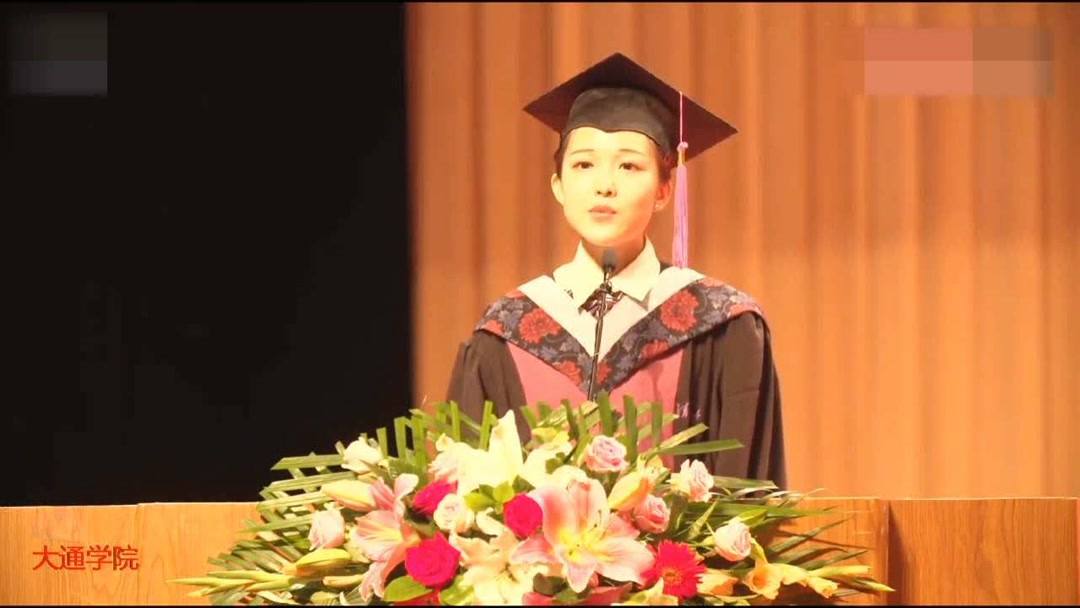 不愧是清华大学的毕业生,脱稿上台演讲,网友:最美学霸