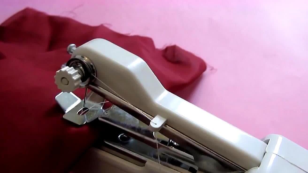 迷你缝纫机,外形像订书机,装上5号电池就能用