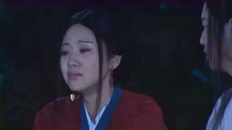 武林外传:湘玉半夜来屋顶上哭,展堂拿吃的过来哄她,太不容易了