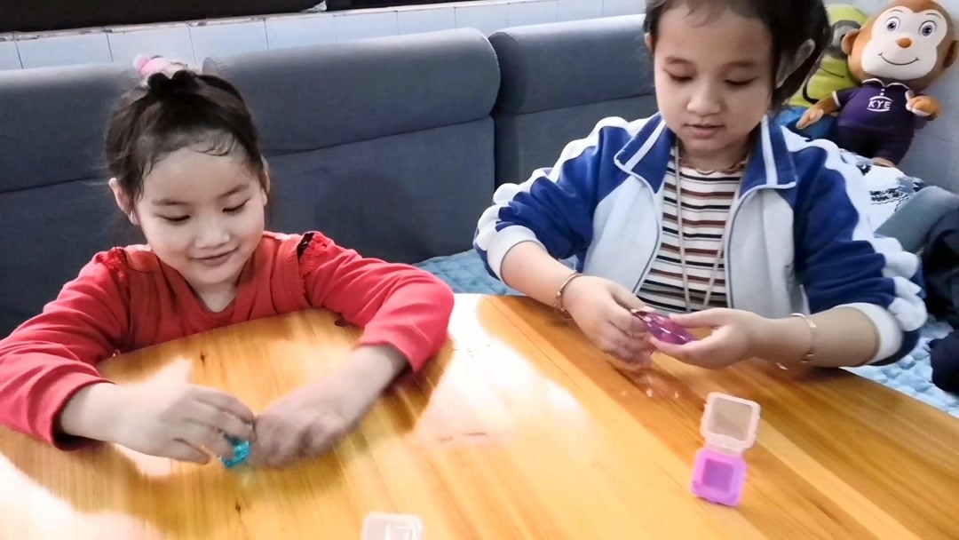 深漂一族,表姐教乐乐用橡皮泥捏小动物,但是乐乐却做了这样的