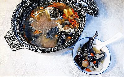 滋补靓汤,桂圆黄芪炖乌鸡