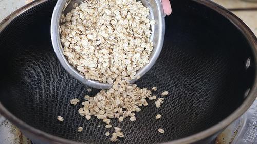 把燕麦片倒入锅中,炒一炒,瞬间变美味,这做法头一次见,真厉害