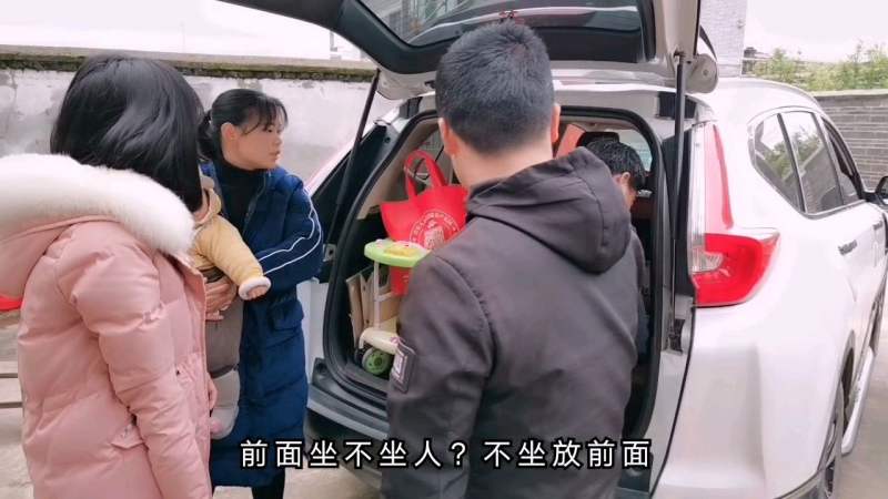 远嫁的妹妹要回家,后备箱塞得满满的,父母表达爱的方式很简单