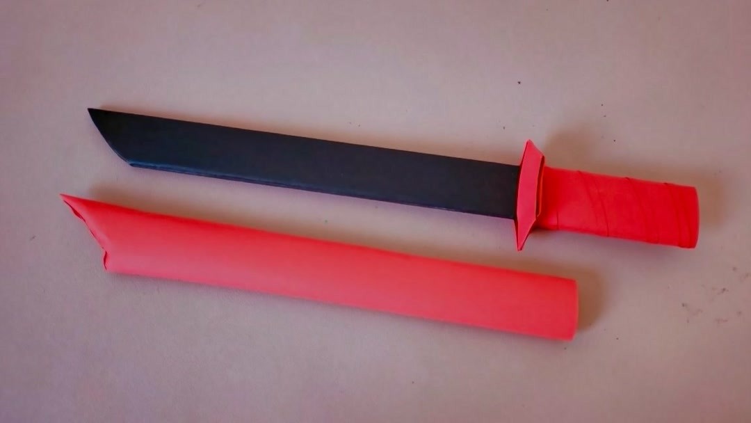 手工折纸一款超酷的宝剑,还带有剑鞘特别帅气,主要很简单哦