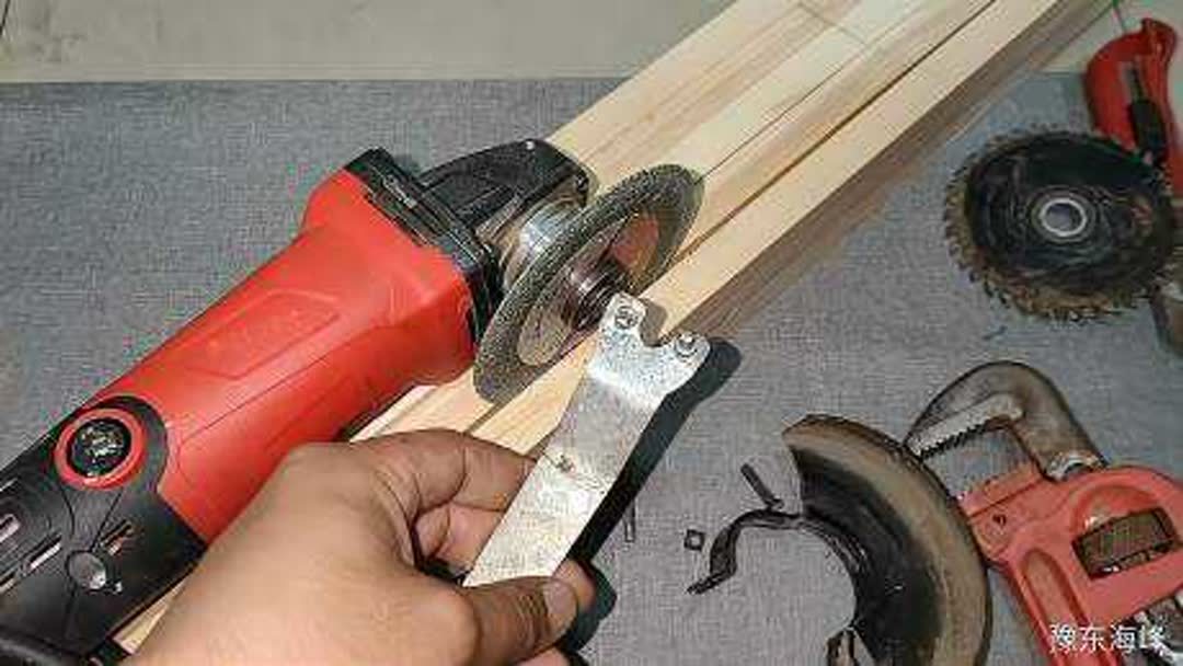 角磨机更换切割片螺丝不好拆,分享一个实用的拆卸方法省时省力