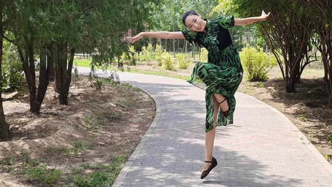 蹦跳这样去拍照片,让您青春活力动感十足