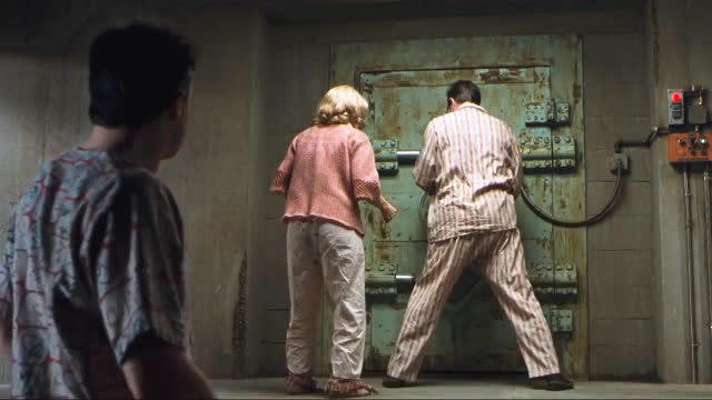 生存狂害怕核战争,躲地底35年,出来时孩子都30多岁了!