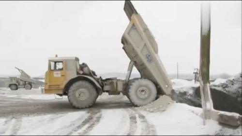 巨型机械矿用卡车挖掘机和自卸车,工作现场好不热闹