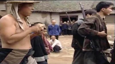 路上有狼:干部偷果子被狗咬,竟派人开枪打死它,真是太讽刺了!