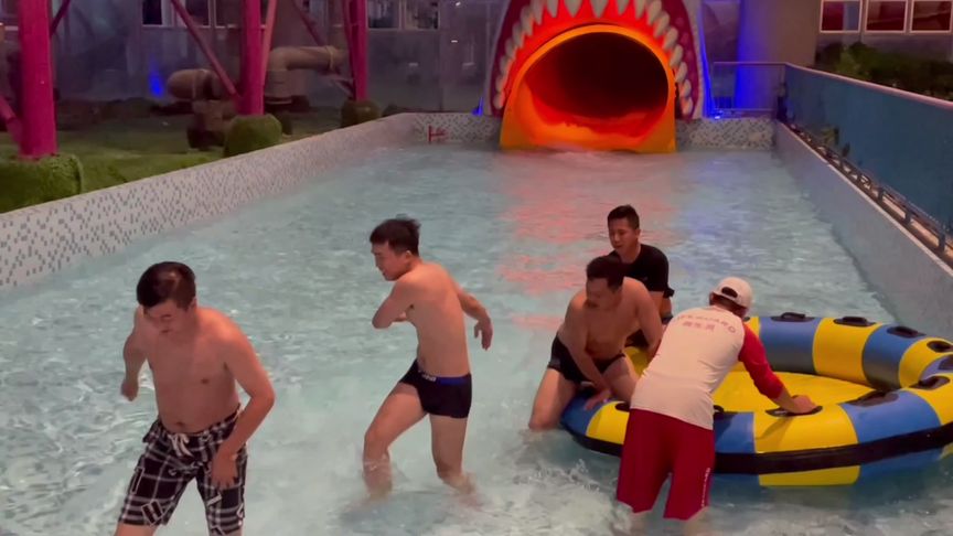 #银基水上乐园 #室内冲浪 #蜜雪冰城 从早哼到晚,洗脑了一天