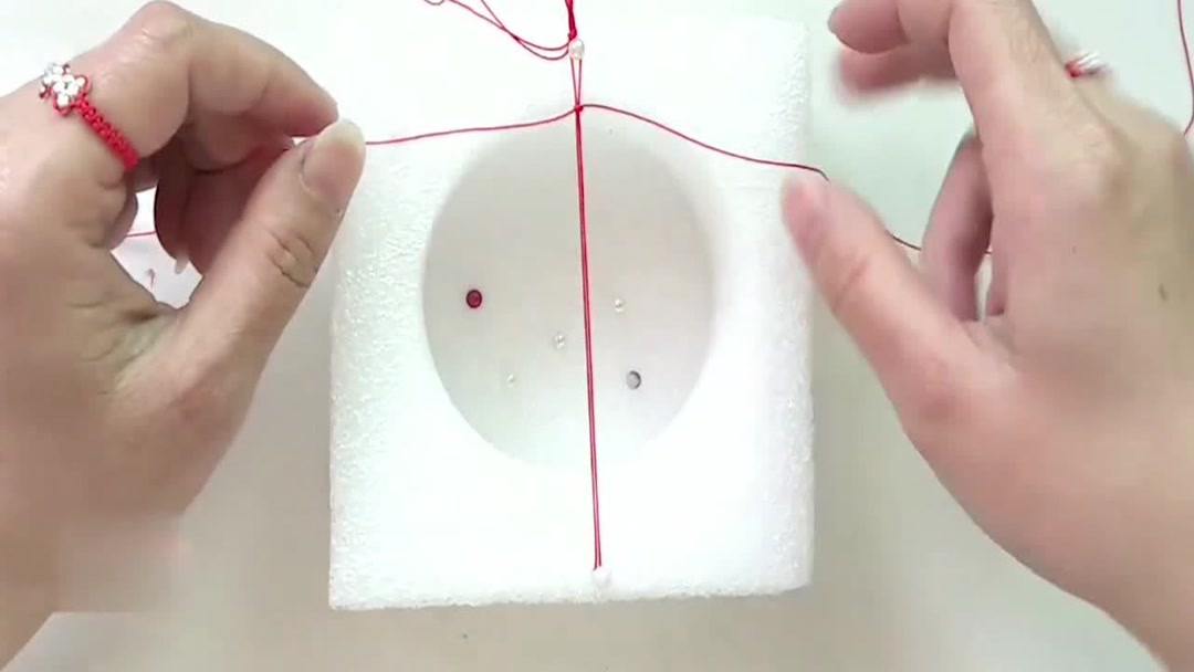 3分钟教你学会蝴蝶结串珠红绳戒指,超漂亮哦,简单易学,来看看