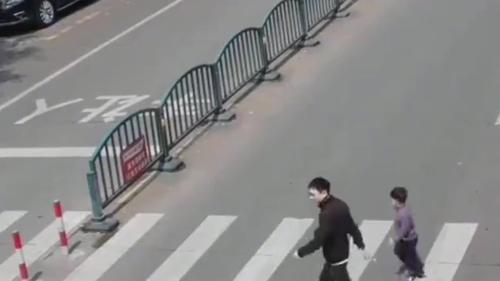 车辆斑马线不礼让行人,萌娃险被撞飞,得亏父亲反应快将其一把拽回