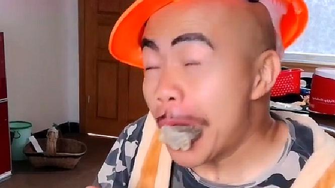 “光头强”实在是太馋了,就连骨头都不肯放过,网友:文雅点!
