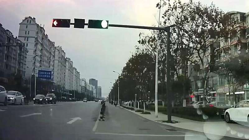 没见过这样的红绿灯,红灯计时结束后几秒还不跳绿灯,把我给坑了
