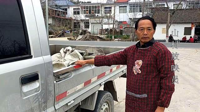 农村大哥喜提一辆五菱宏光小卡,全款落地4.2万,开心得合不拢嘴