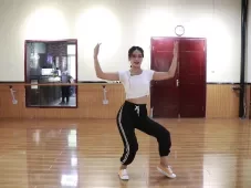 乐动爵士舞:爵士舞《舞娘》分解动作(3),两手扶在头上,抡手指。