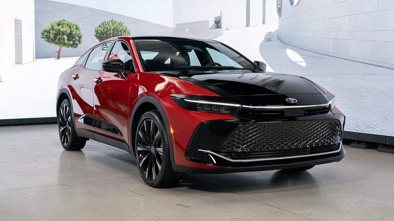 新一代丰田皇冠上市!约22万人民币,大溜背跨界风运动感爆棚!