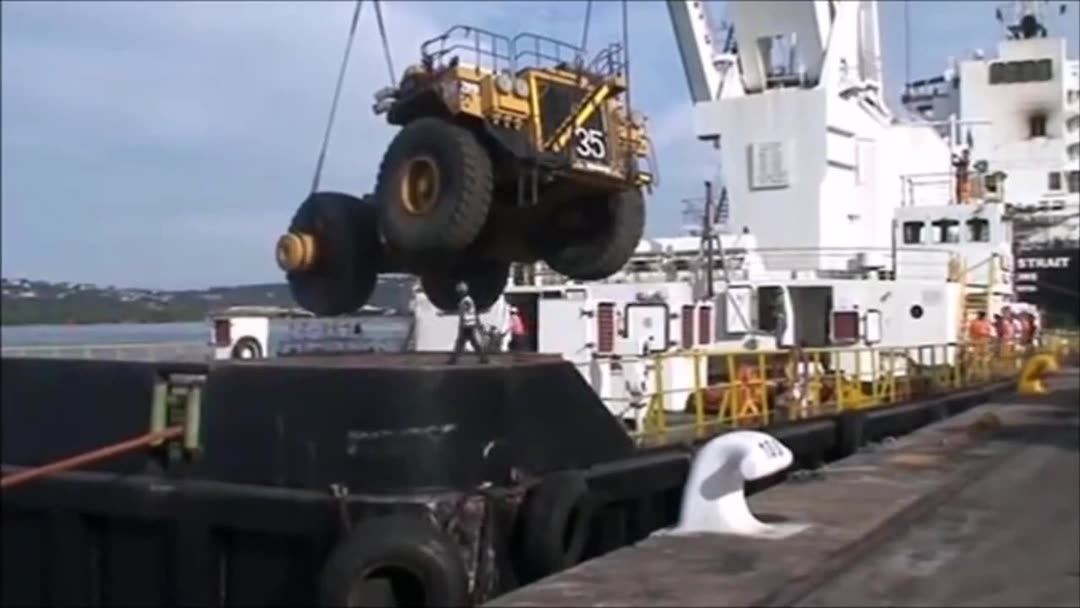 吊装卡特重型自卸车时发生的坠落事故