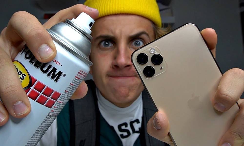 小伙嫌新款苹果手机太丑,自己给它画了个皮肤,瞬间成为艺术品