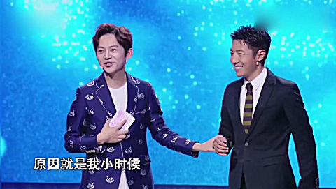 何炅、撒贝宁主持《开学第一课》,看保送兄弟斗智斗勇