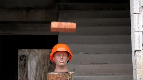 工地安全帽真的能保命?将砖头从高处丢下,看安全帽后果便知!