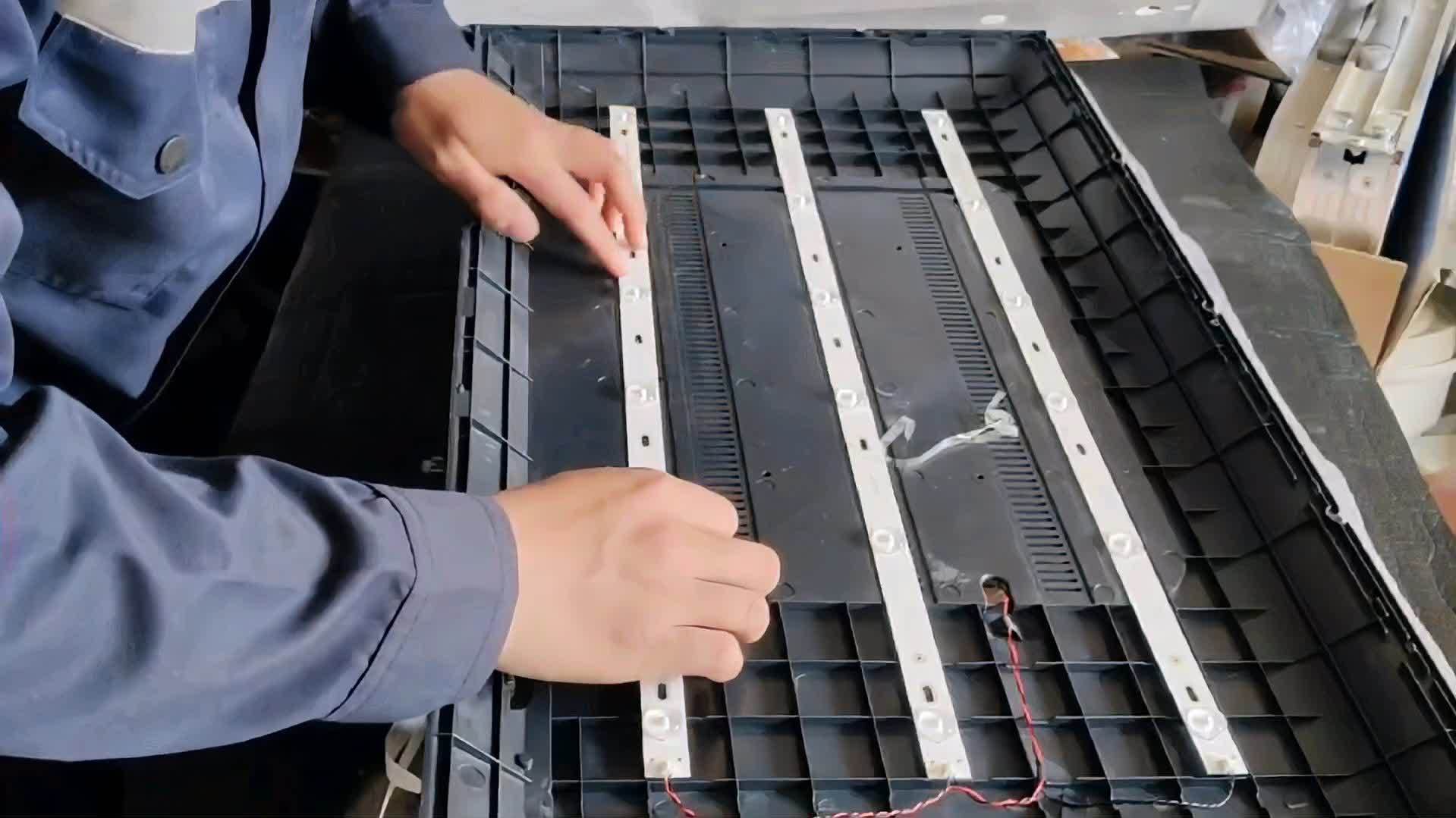 杂牌32寸液晶有声音屏幕不亮,小伙立马更换灯条马上复活