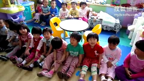 小朋友表演小雨伞