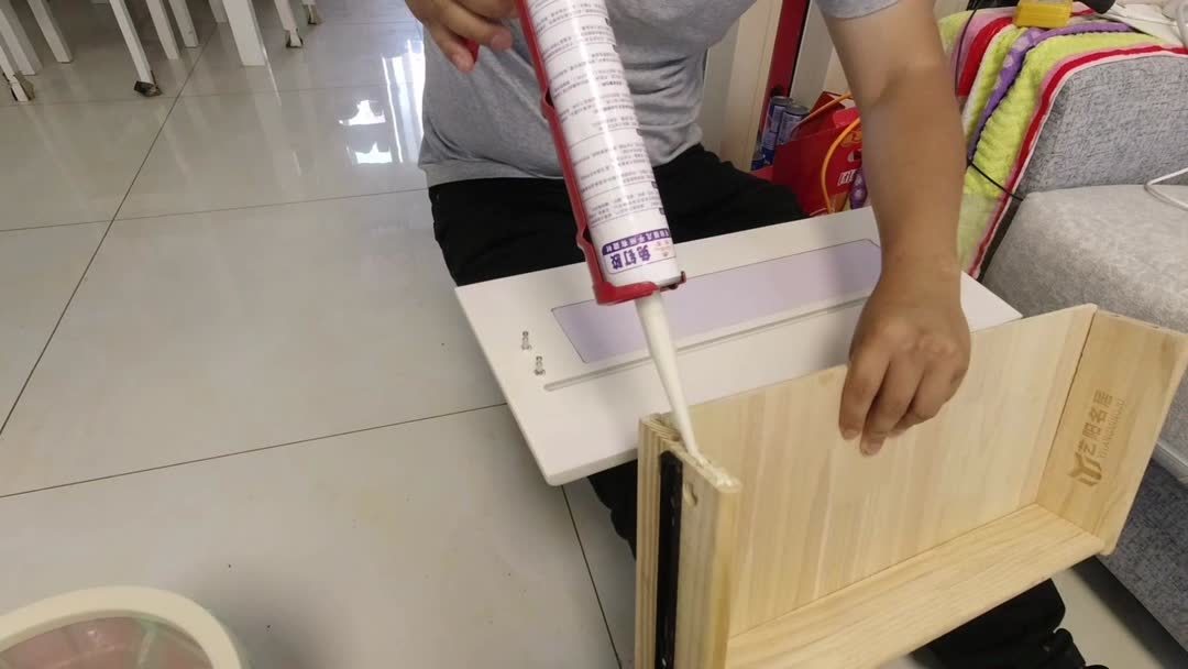 小伙修家具太牛了,不用钉子和螺丝一瓶胶就搞定,结实耐用
