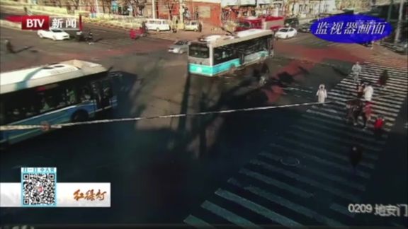 电动车闯红灯被正常行驶汽车撞翻