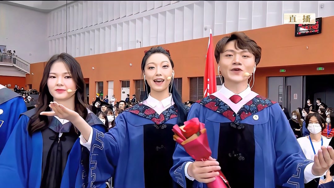 「快闪」中国传媒大学学生在毕业典礼亲情演唱师生合唱,年轻真好