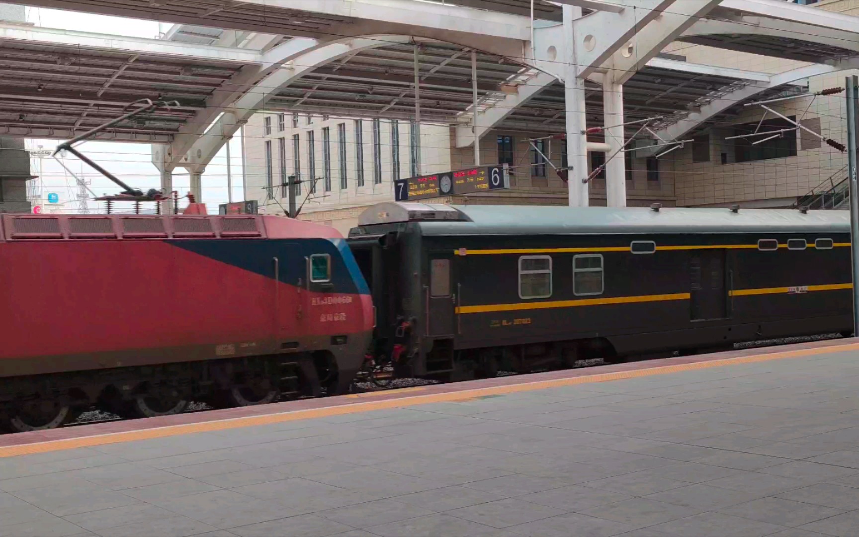 ...HXD3D-0066担当的Z286次(南宁-北京西)列车减速通过京广铁路保定站