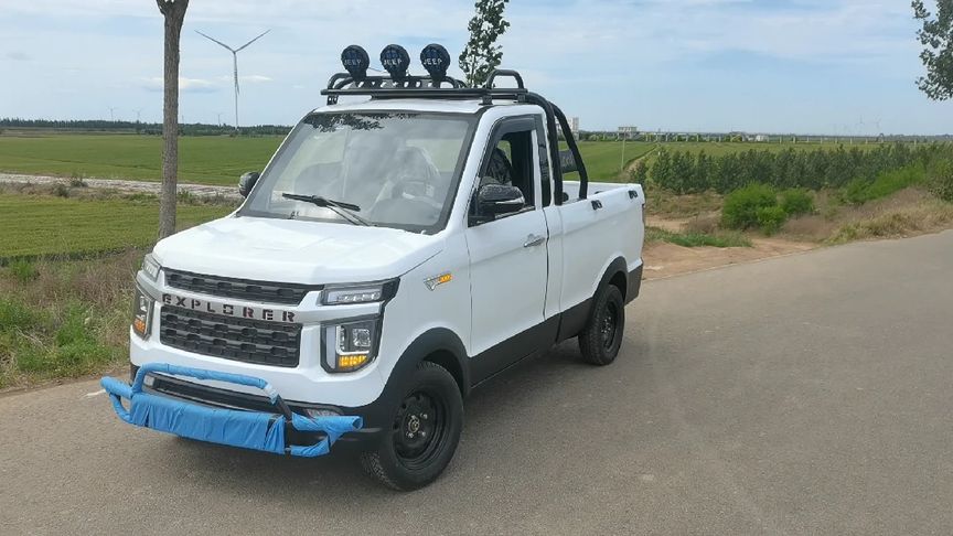 单排大皮卡,能拉货一吨多,油电两用跑的远,充电只需两块钱。