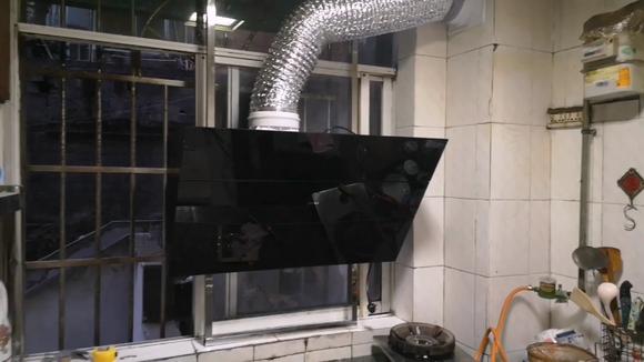 油烟机安装在窗户上,这样安装的话也很漂亮。