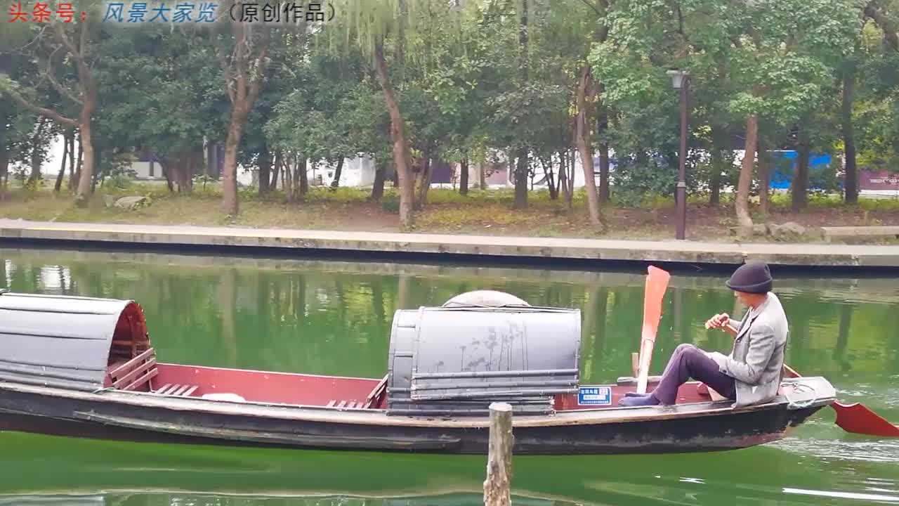 奇了!船工划桨用双脚