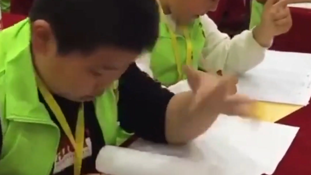 245名小学生鬼畜甩手速算 左手一通挥舞 右手就写下答案