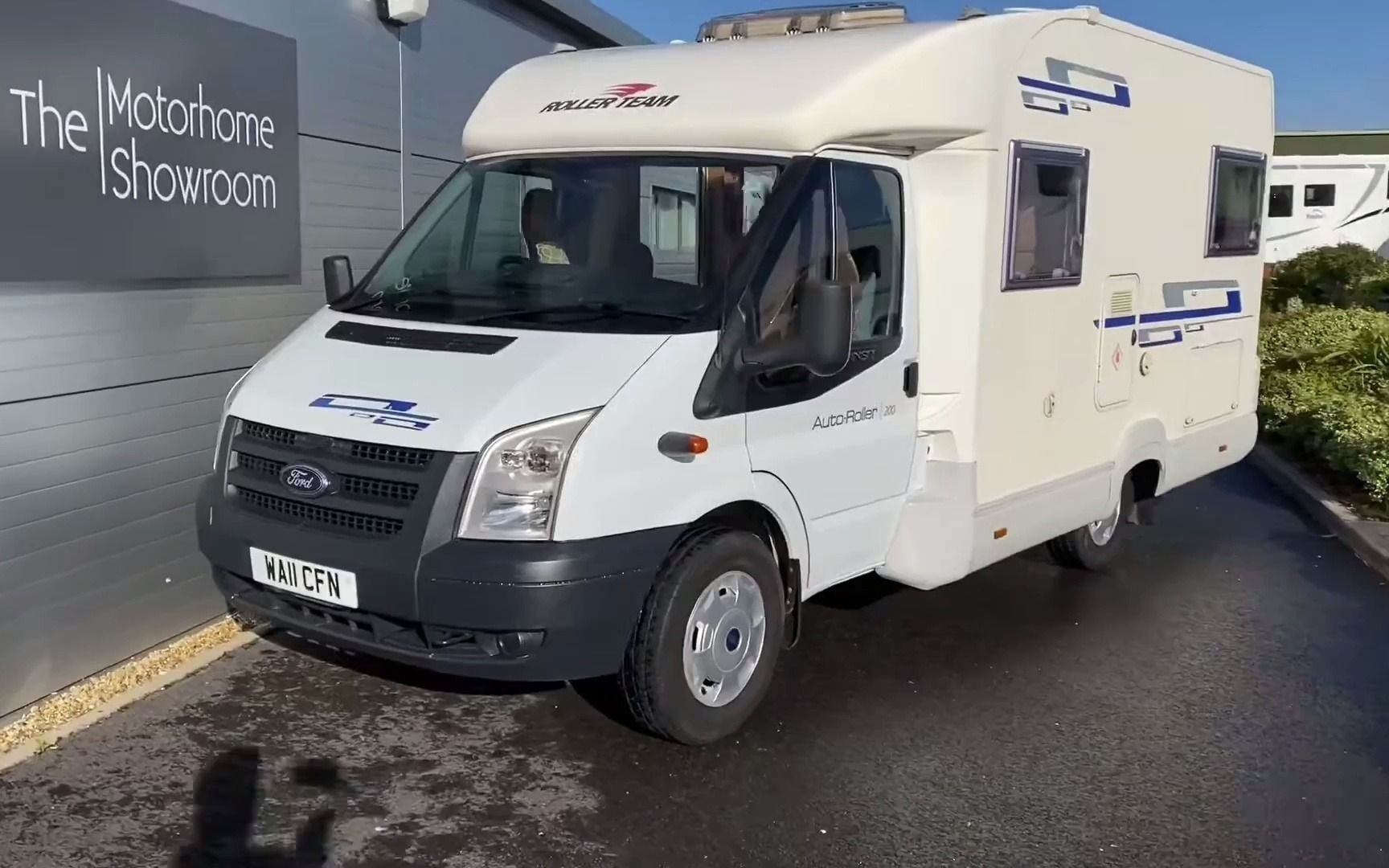 福特新世代全顺小额头C型房车 - 全实木家具、干湿分离卫生间