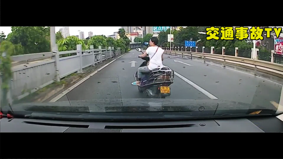 电动车横穿马路,被视频车撞飞····