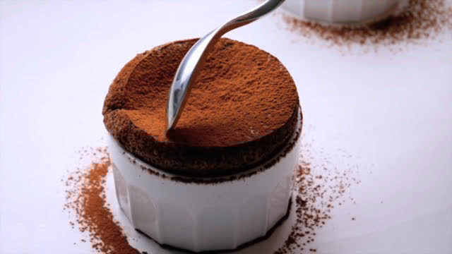 巧克力出新吃法啦!把它放在碗里做成美味甜品,孩子吃不够