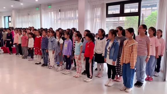 今日飞凡合唱团小朋友的比赛曲目《让我们荡起双桨》改编版先一…