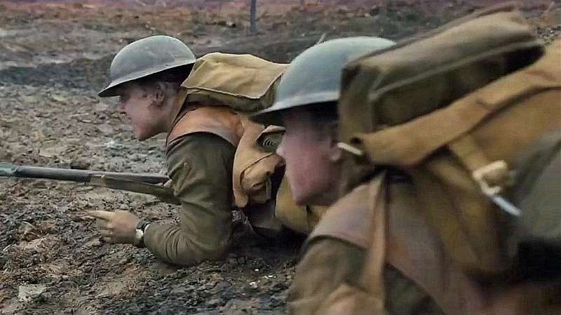 第一次世界大战电影《1917》,两小伙不顾生死穿越战场,救下战友