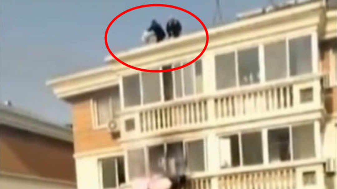 小区四楼住户晒被子失火 邻居六楼隔空倒水扑灭