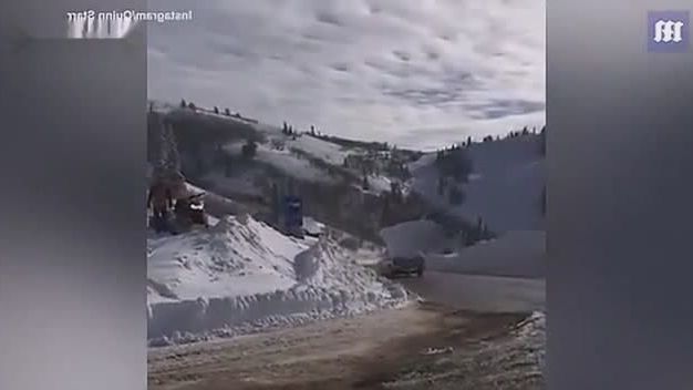 美女车主开动皮卡车 车厢1.8米高雪堆屹立不倒