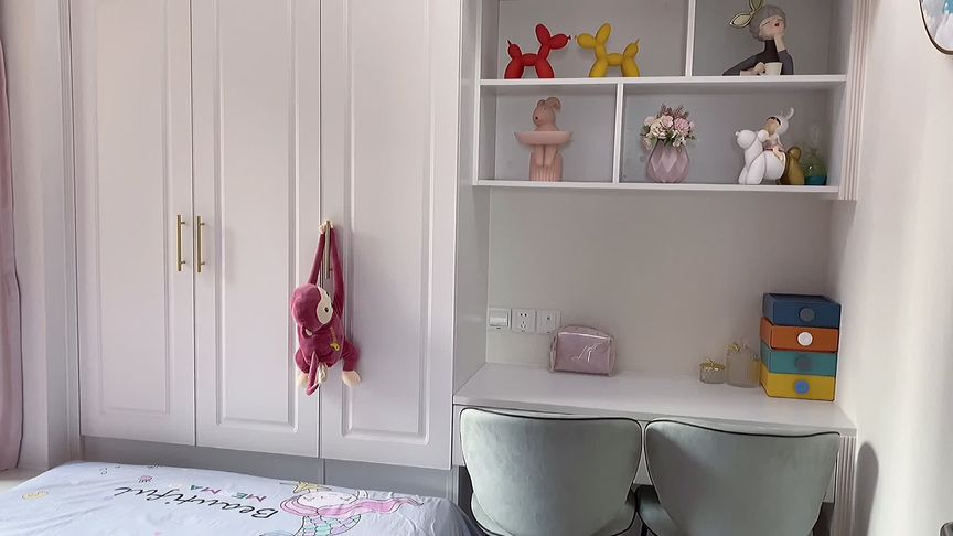 女儿的房间虽然只有6平,但是床衣柜书桌都配齐了,详细介绍