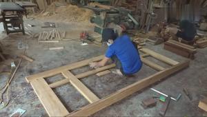 实拍:木工师傅制作木门,没用一根铁钉,这手艺活值多少钱?