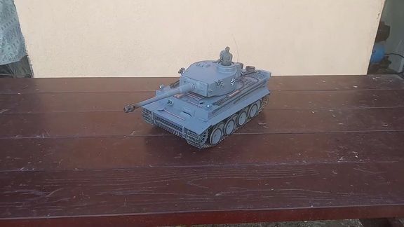 红色木桌上,摆着一辆虎式坦克模型,国产的模型,做工真棒!